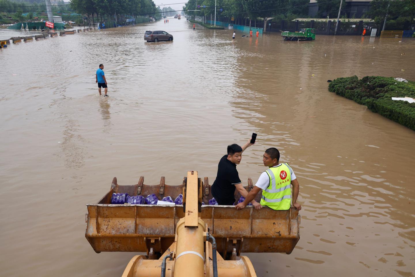 Intempéries en Chine : cernés par les eaux, des habitants évacués par ...