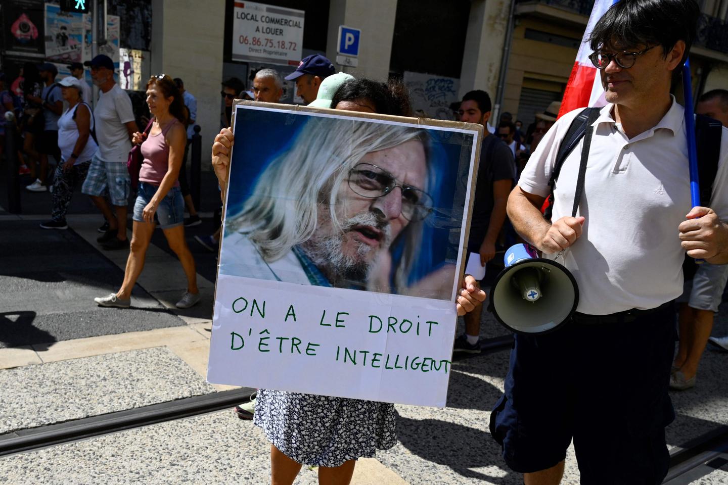 A Marseille, les anti-passe sanitaire disent leur soutien à Didier Raoult