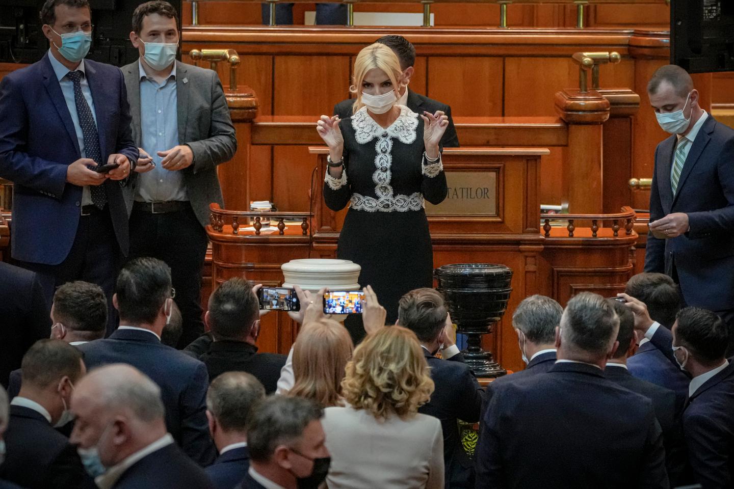 La Roumanie s’enfonce dans la crise politique après la chute du ...