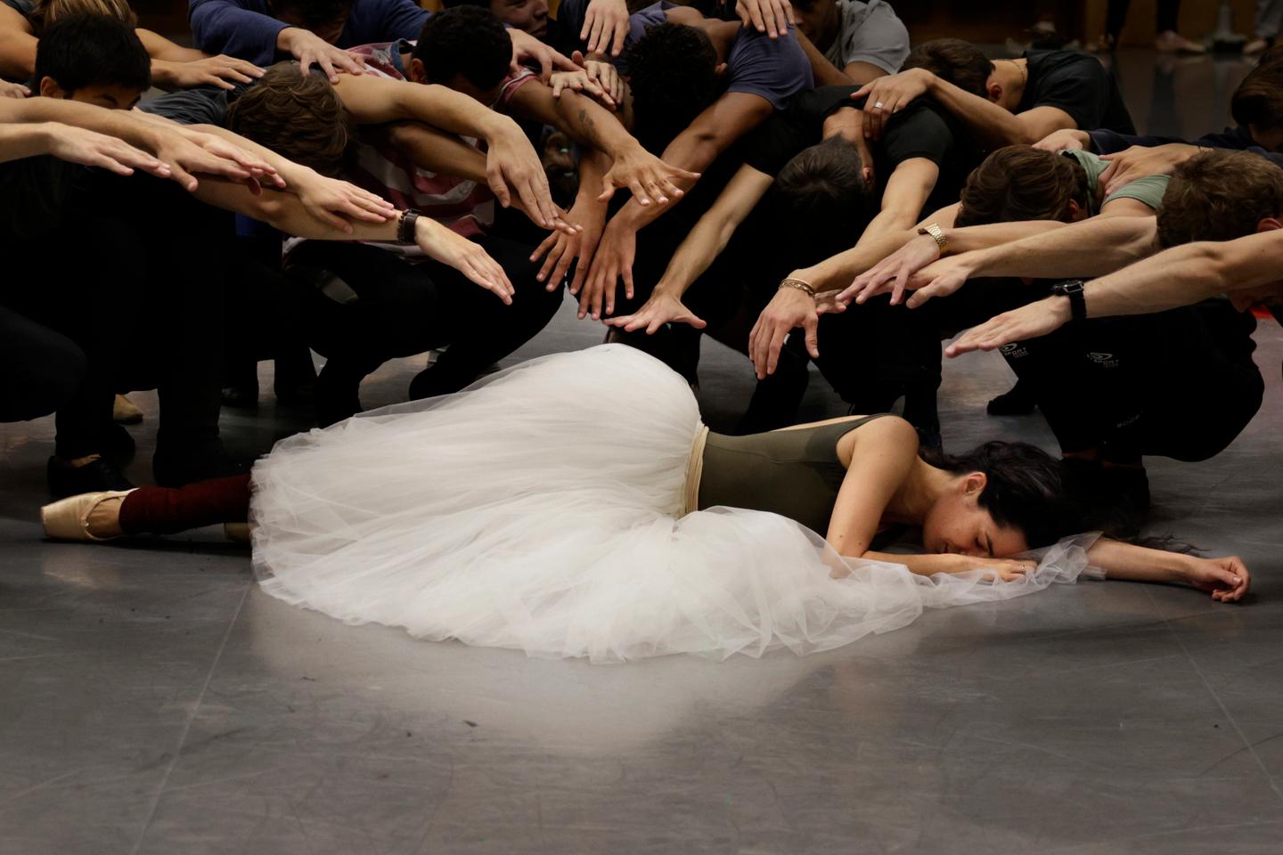 A l’Opéra de Paris, Pierre Lacotte revêt son ballet de rouge et de noir
