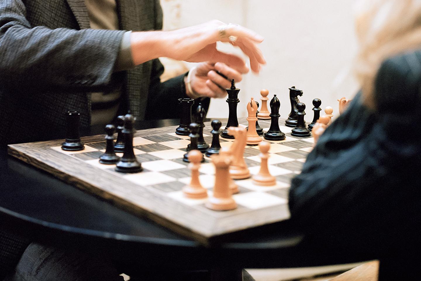 A Paris, un bar à échecs fait revivre les belles heures de Saint-Germain