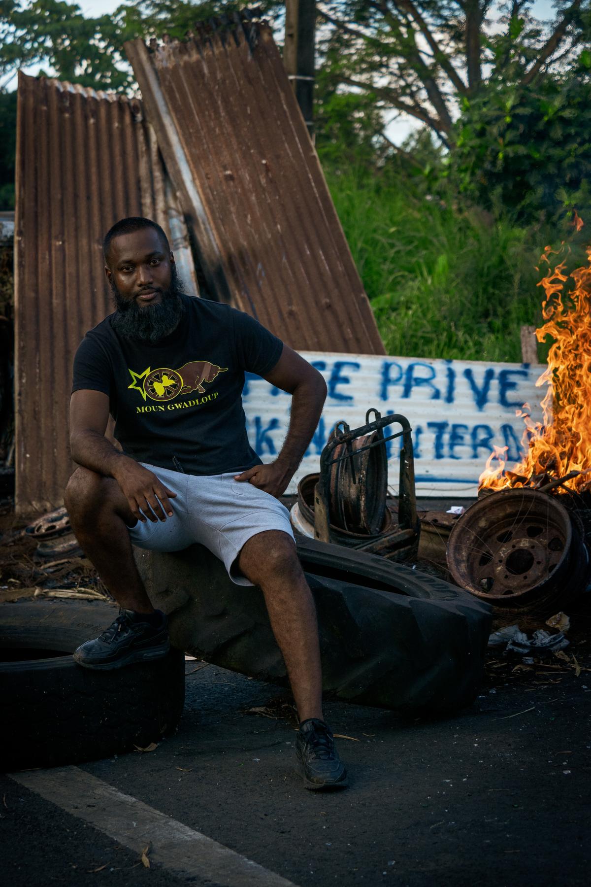 « On bloque, mais on se bloque aussi » : une nuit sur le barrage de La ...