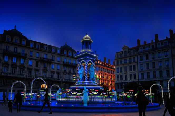 Lumignons et masques pour la Fête des lumières à Lyon