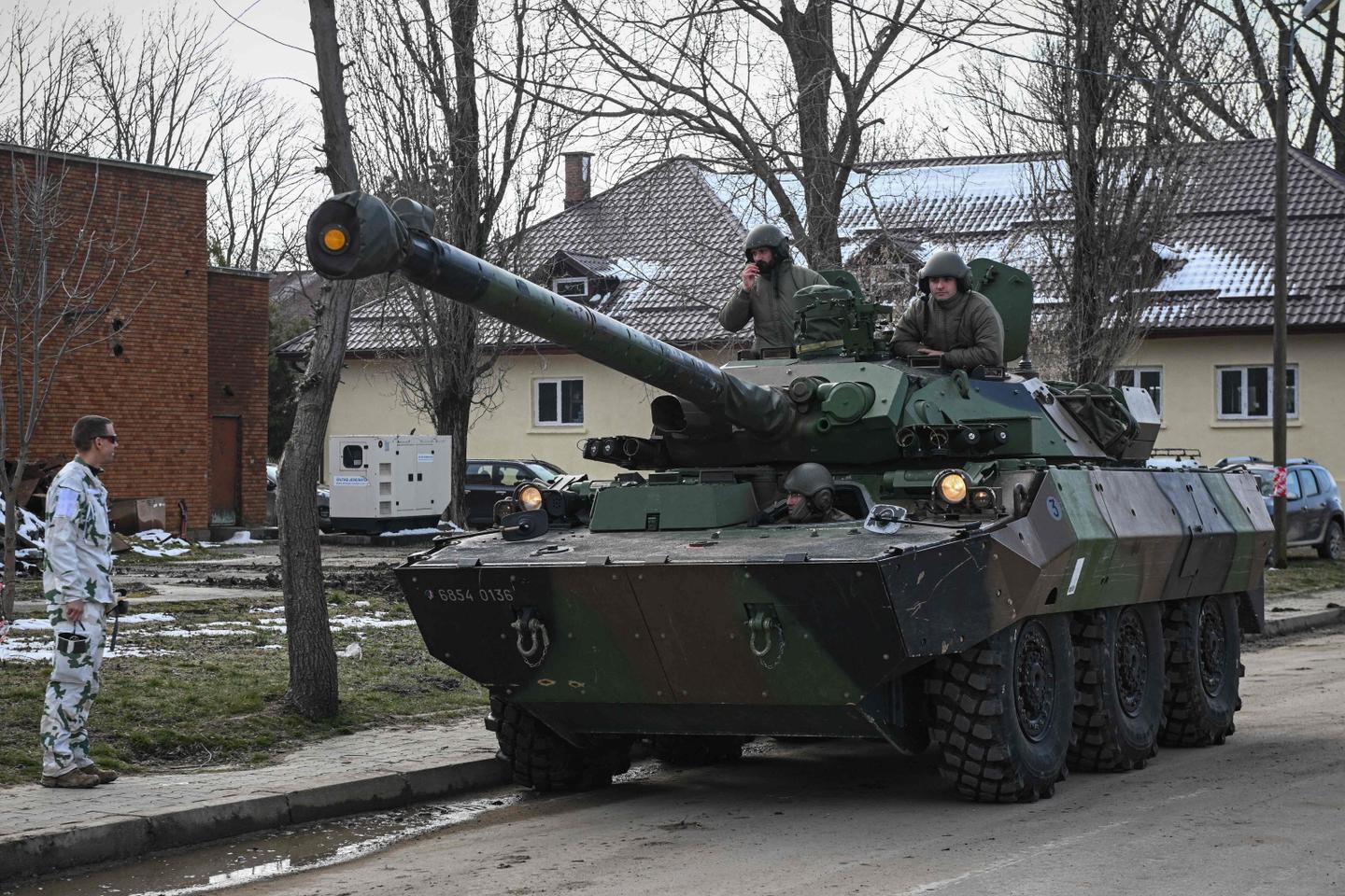 Macron promises Zelensky combat tanks to repel Russian invasion