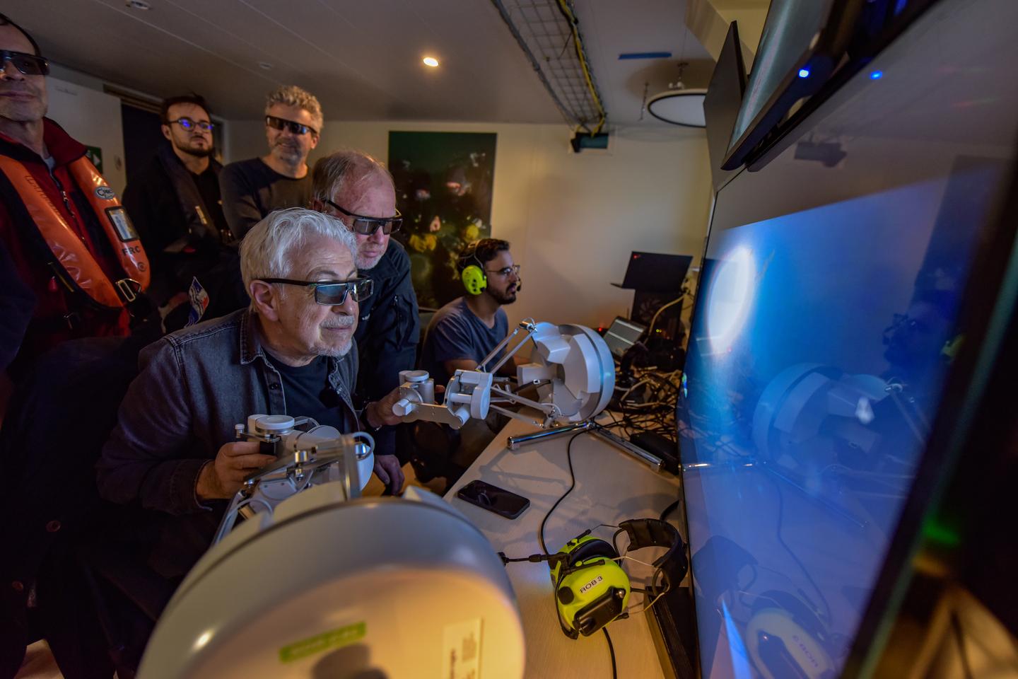 « Le robot humanoïde Ocean One peut aller jusqu’à 1000 mètres de ...