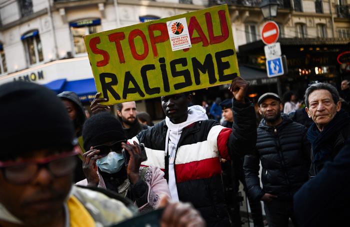 Contre le racisme et les violences policières, un millier de personnes ...