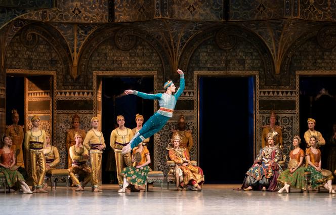 Danse : « La Bayadère », féerie exotique et virtuose à l’Opéra Bastille