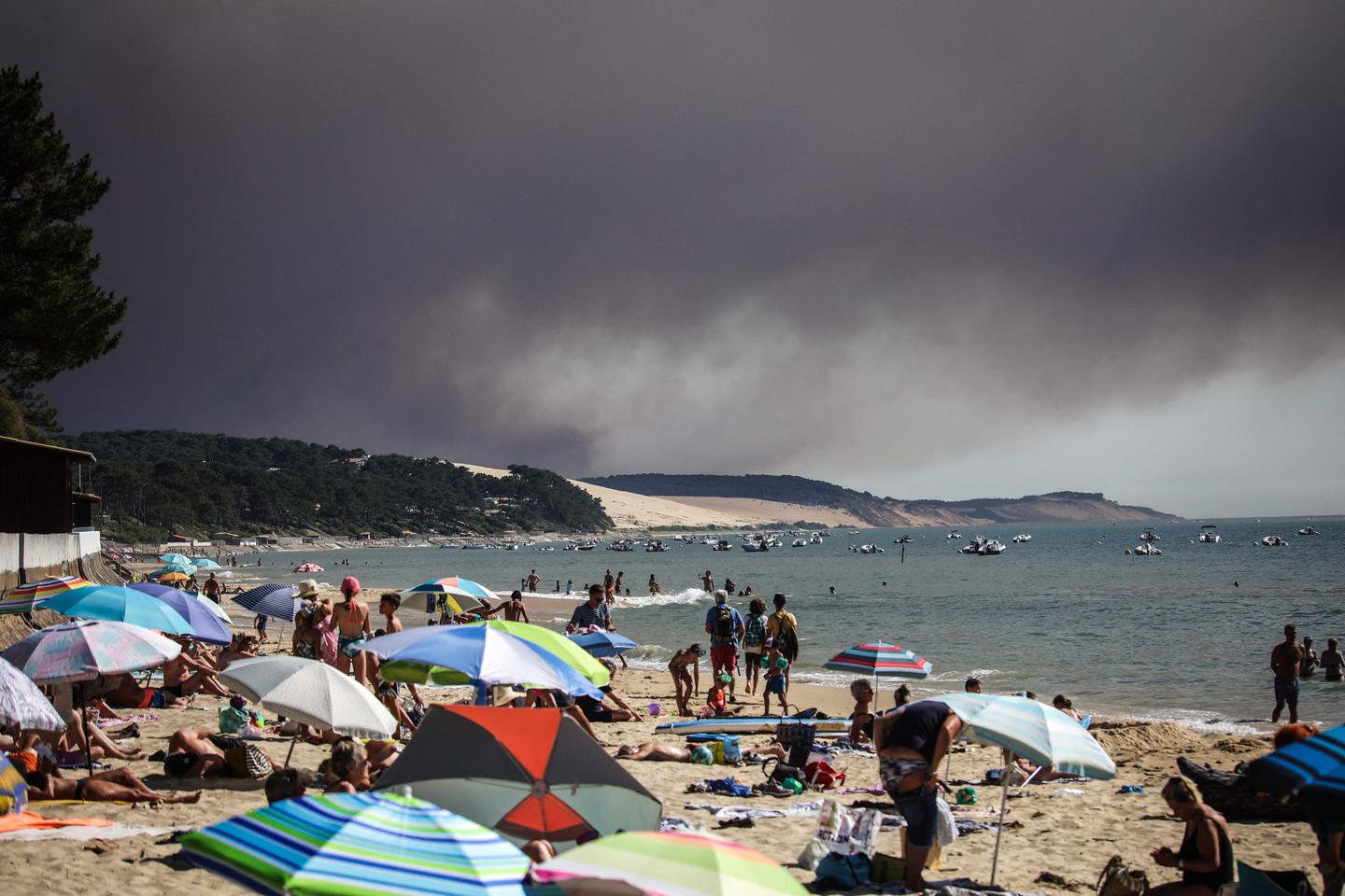 Thousands more evacuated near French forest fire