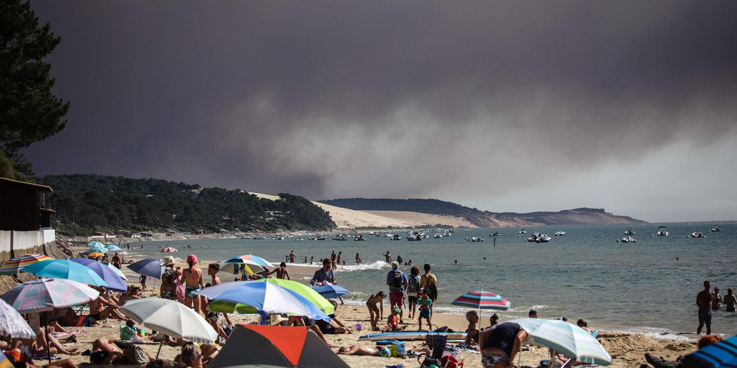 Thousands more evacuated near French forest fire