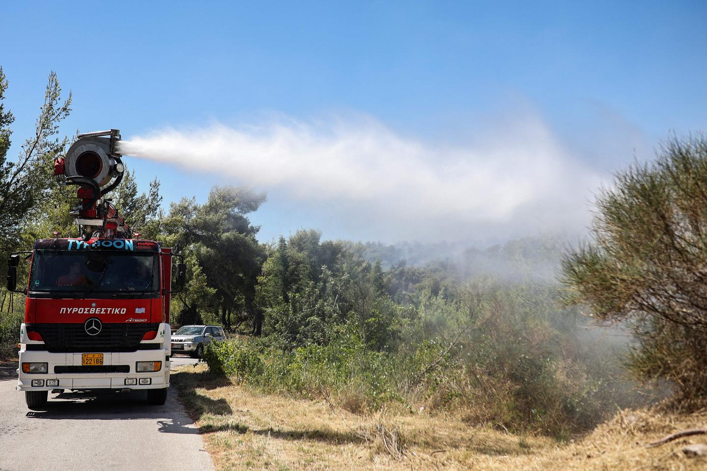 Greece: Firefighters gain upper hand in Athens suburbs wildfire