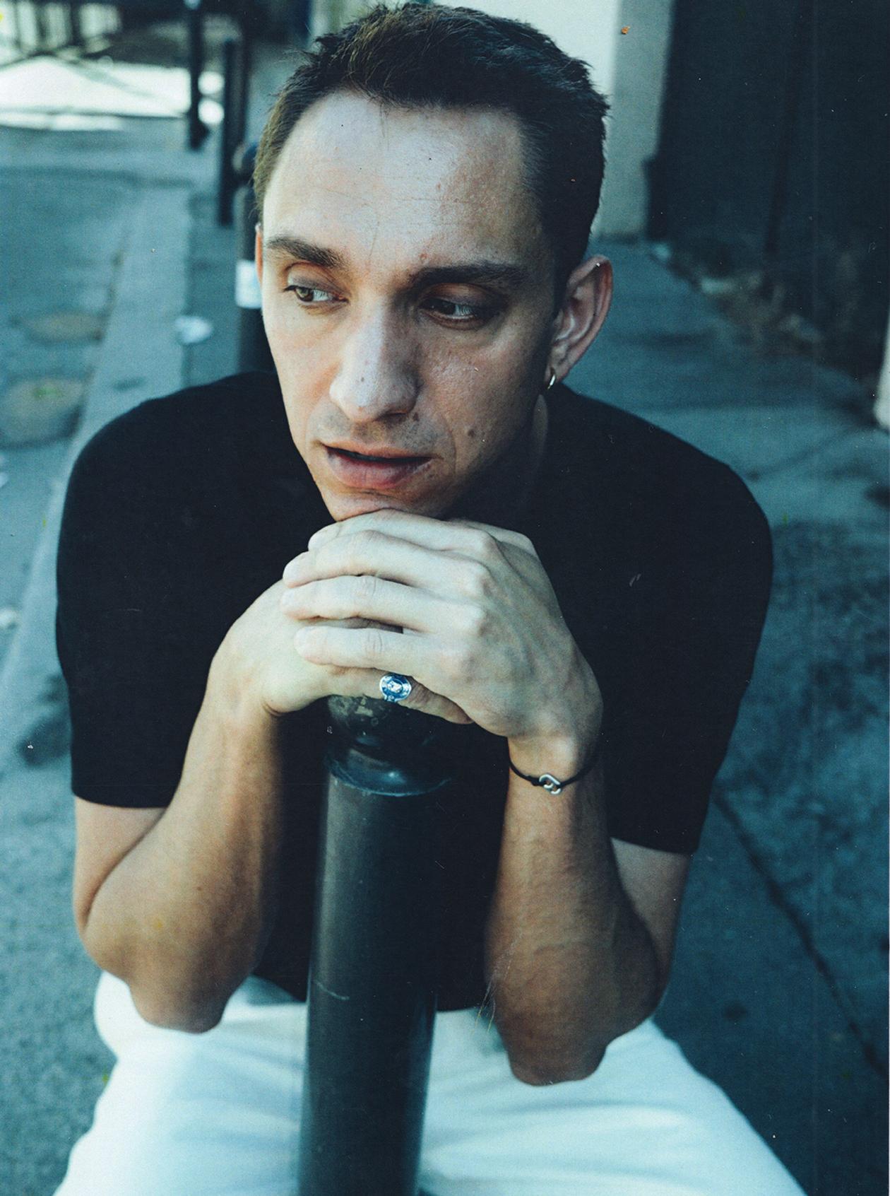 Oliver Sim, membre du groupe The xx, dévoile son âme dans un album solo