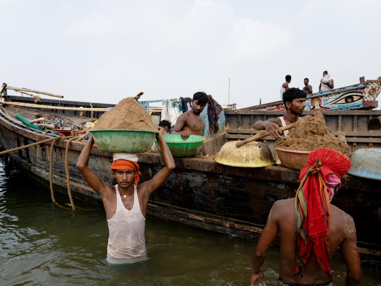 India's 'sand mafias have power, money and weapons'