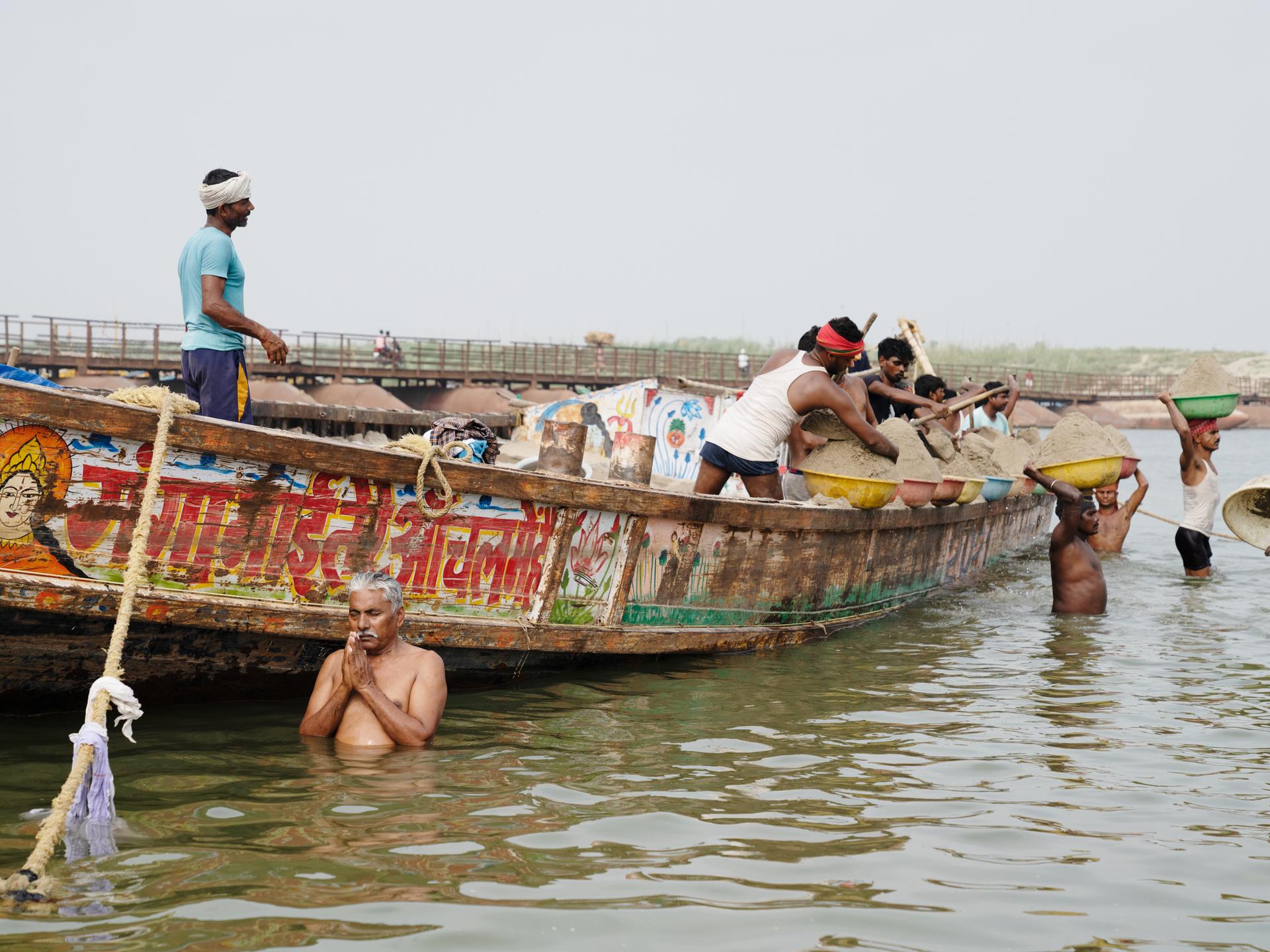 India's 'sand mafias have power, money and weapons'