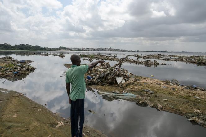 En Côte d’Ivoire, asphyxiée par le plastique, « la perle des lagunes » d’Abidjan se meure