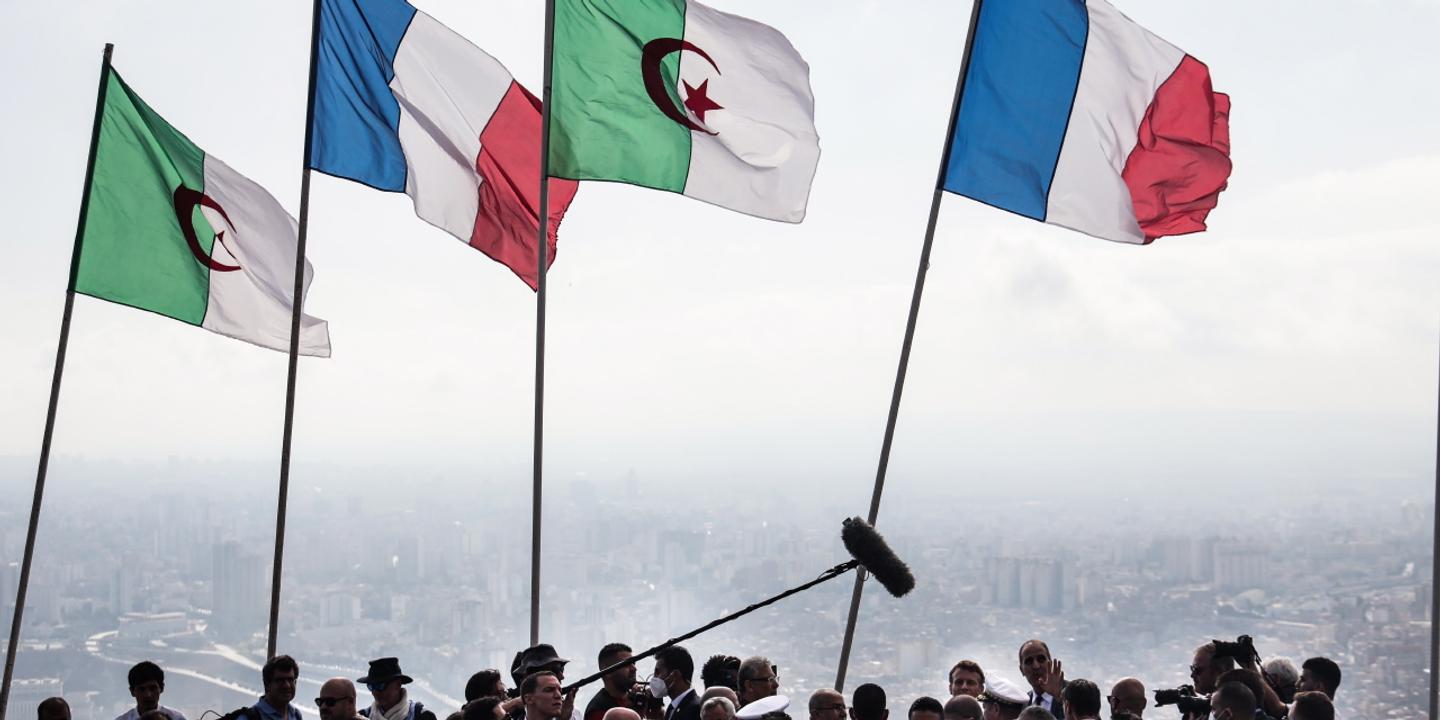 A Alger, Emmanuel Macron multiplie les signes d’« amitié