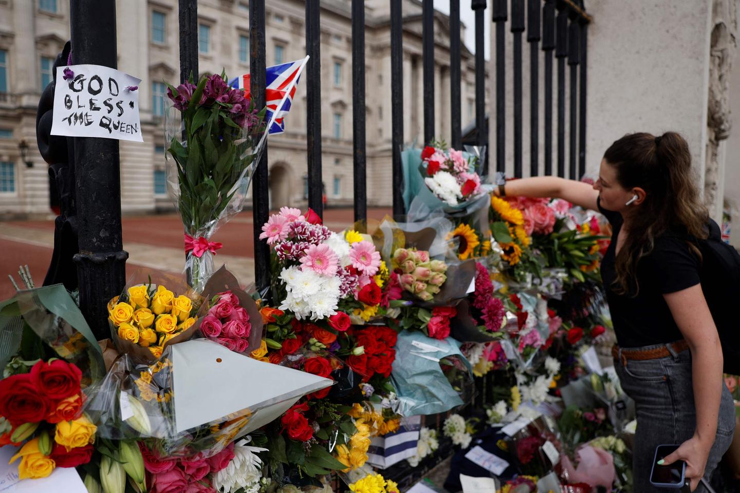 The UK experiences a memorable day: Queen Elizabeth II is dead, long ...