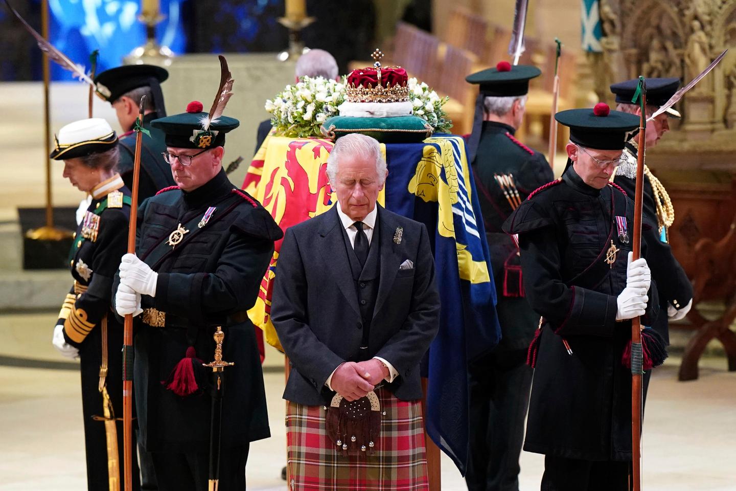 Royals stage 'Vigil of the Princes' as mourners flock to pay respects