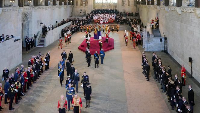 Le cercueil de la reine Elizabeth II a rejoint le palais de Westminster ...