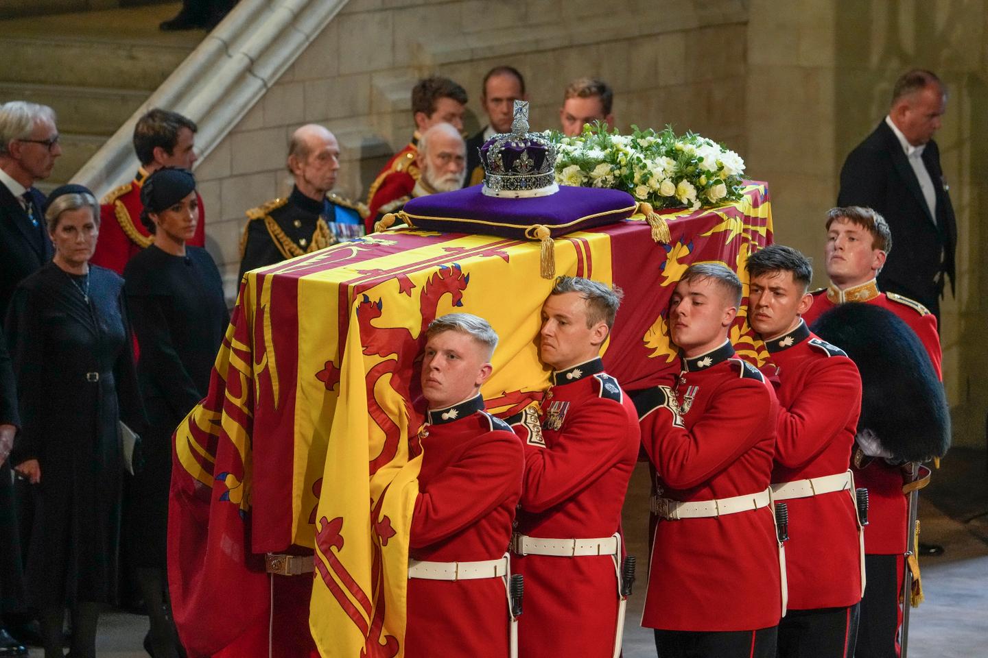 Elizabeth II's coffin arrives at Westminster Hall, parliamentary ...