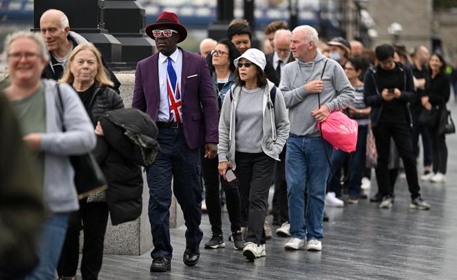 Britain demonstrates its pride in The Queue as it waits patiently to ...