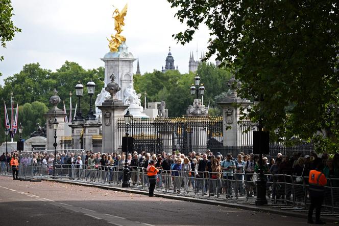 Britain demonstrates its pride in The Queue as it waits patiently to ...