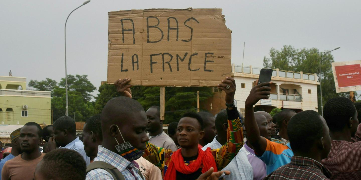 Au Niger Des Centaines De Personnes Manifestent Contre La Présence