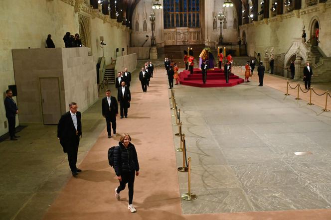 Queen's coffin was seen by more than a quarter of a million people ...