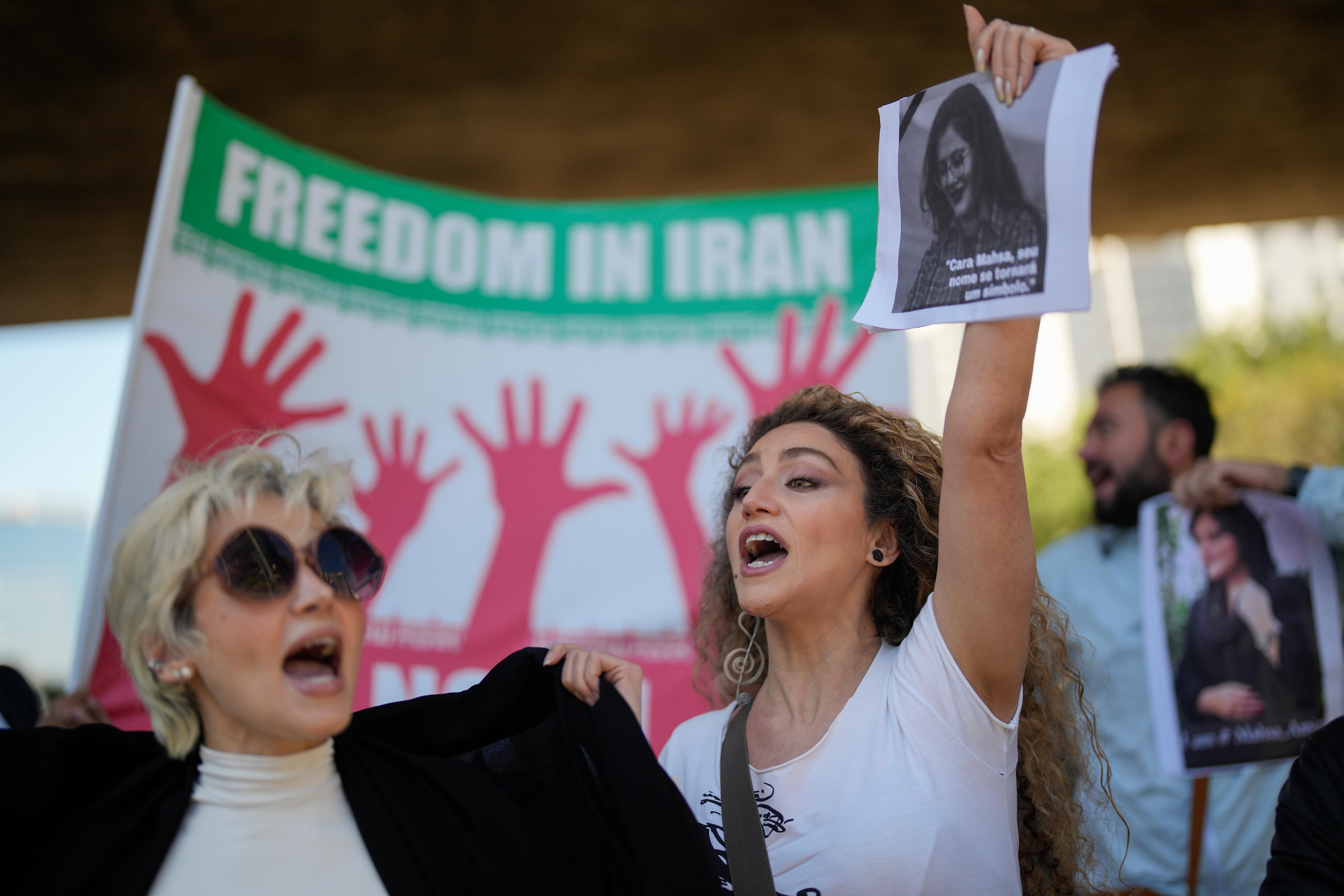 En images : le soulèvement des femmes iraniennes après la mort de Mahsa ...