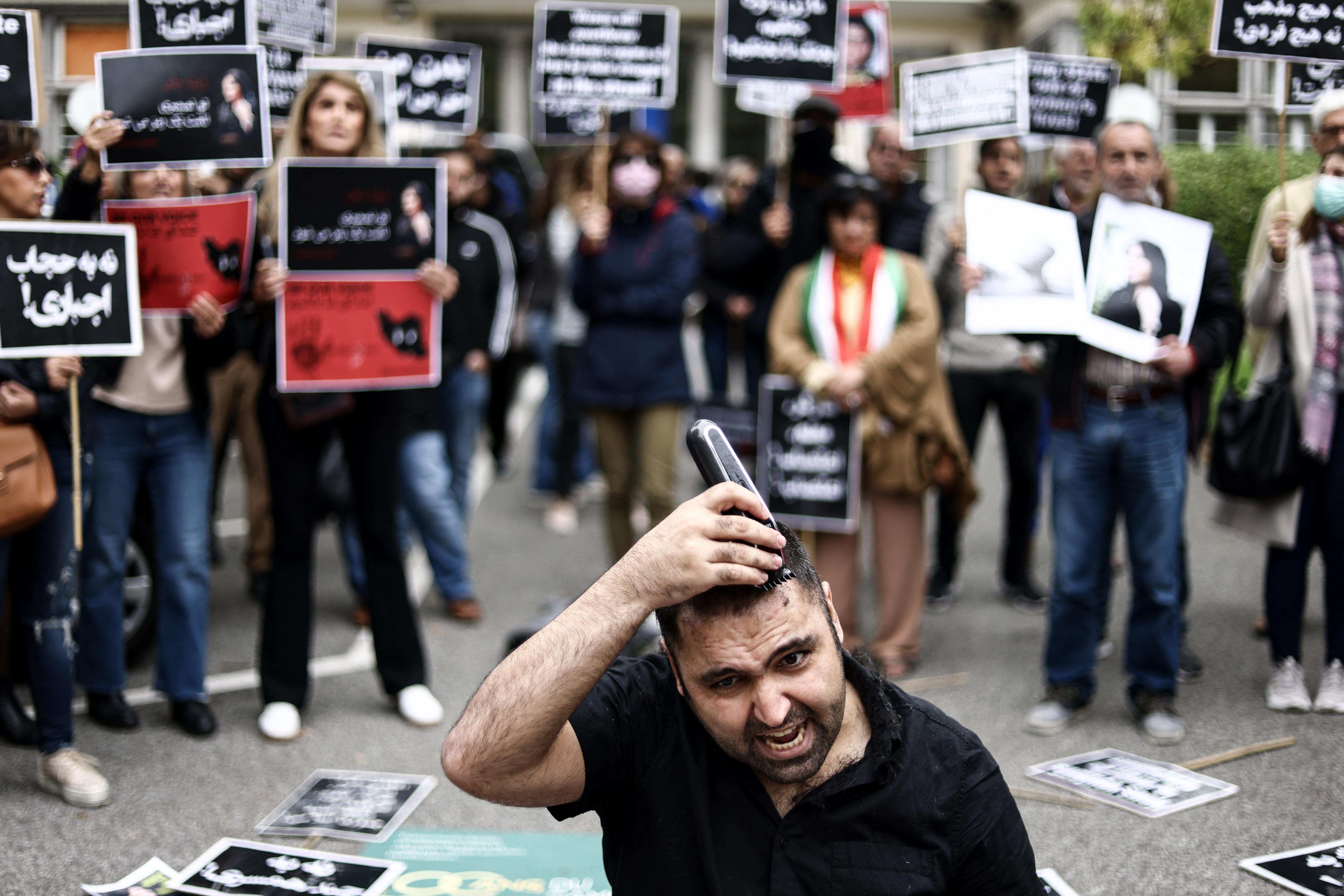 En images : le soulèvement des femmes iraniennes après la mort de Mahsa ...