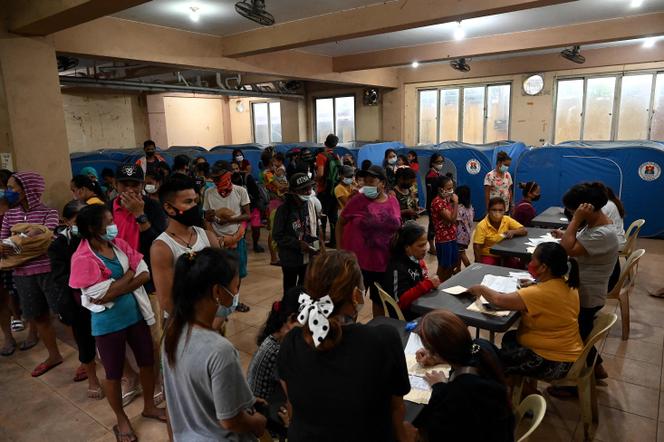 Thousands evacuated as typhoon Noru hits the Philippines