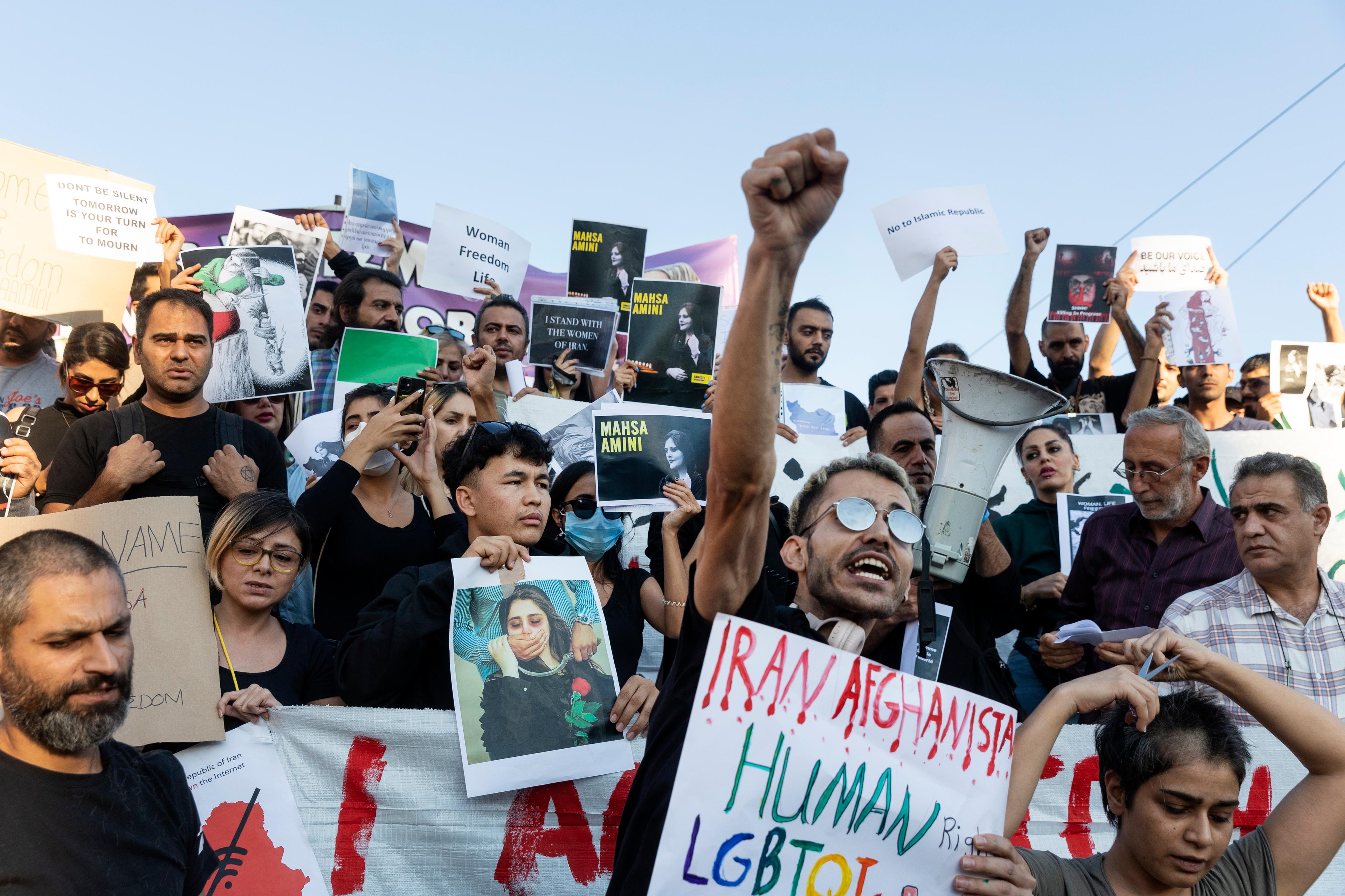 En images : le soulèvement des femmes iraniennes après la mort de Mahsa ...