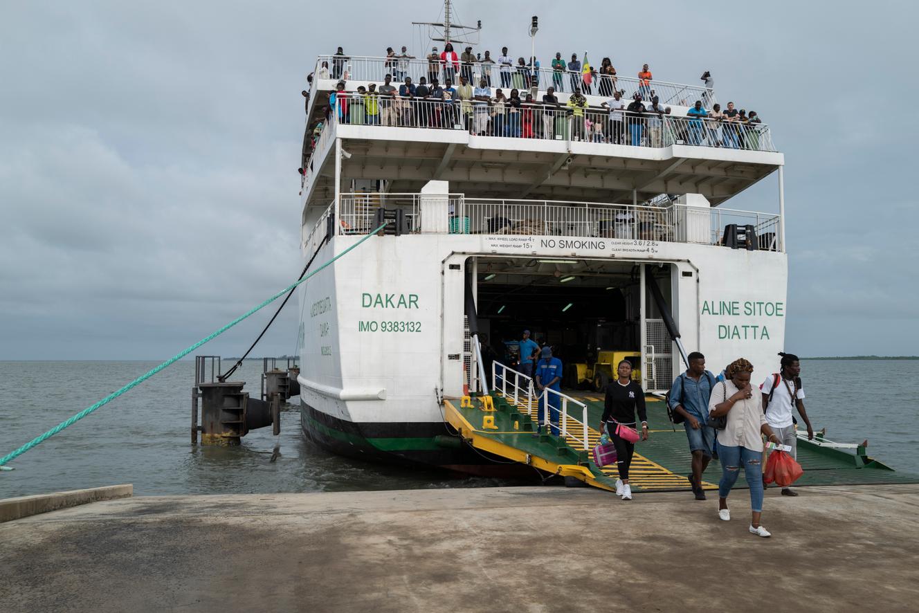Sénégal : le ferry « Aline Sitoé Diatta », trait d’union entre Dakar et ...