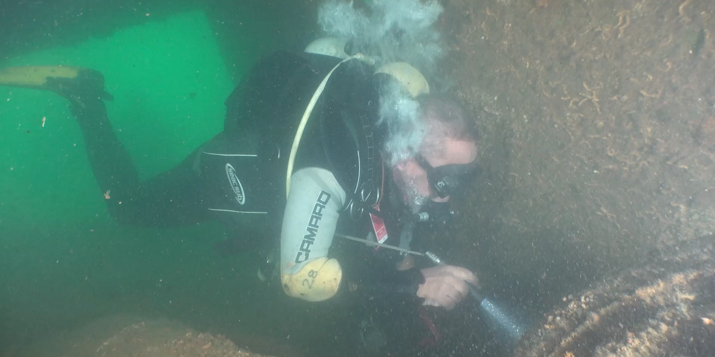 Au Sénégal, des plongeurs ont filmé l’épave du « Joola », l’une des ...