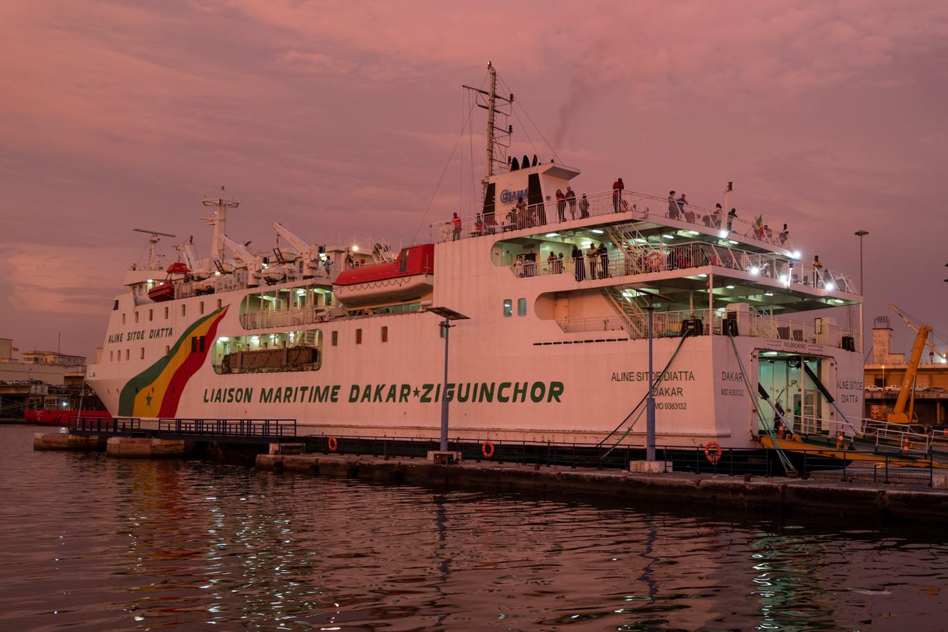 Sénégal : le ferry « Aline Sitoé Diatta », trait d’union entre Dakar et ...