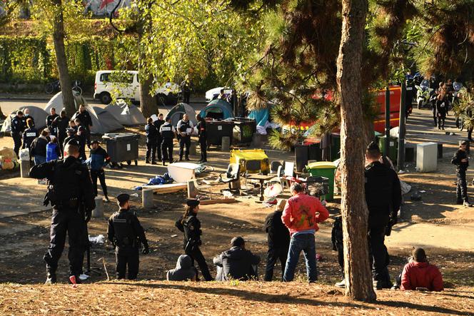 Paris police clear out crack users' camp