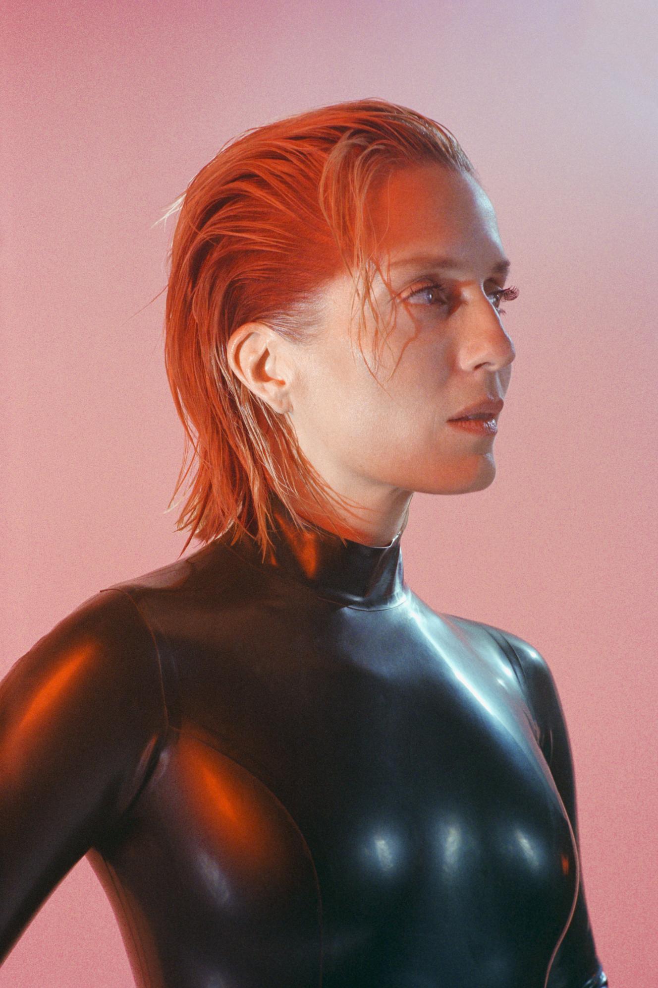 Avec l’album « By Your Side », Jeanne Added fend l’armure