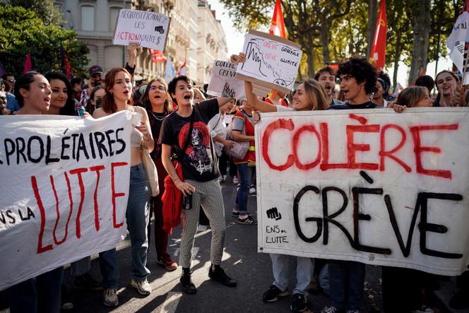 Thousands strike in France for higher wages