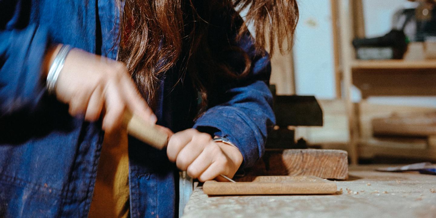 Des rebuts de bois aux meubles, le beau labeur de Léa Laborie