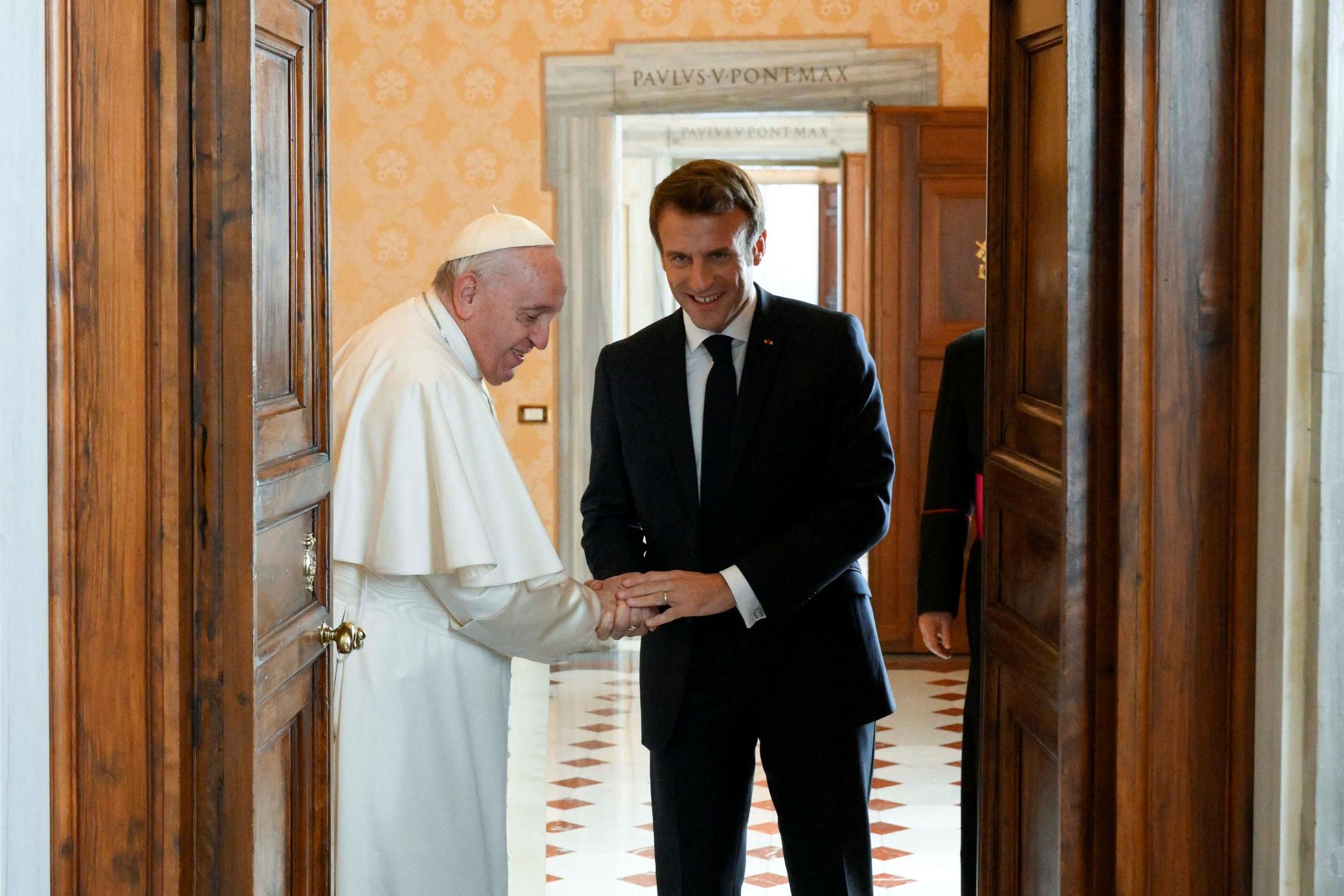Emmanuel Macron reçu par le pape François à Rome, sur fond de guerre en ...