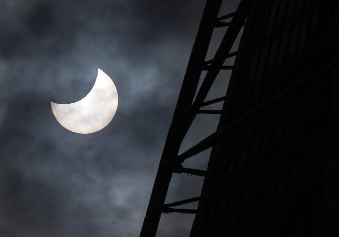 Sky-watchers catch the last solar eclipse of 2022