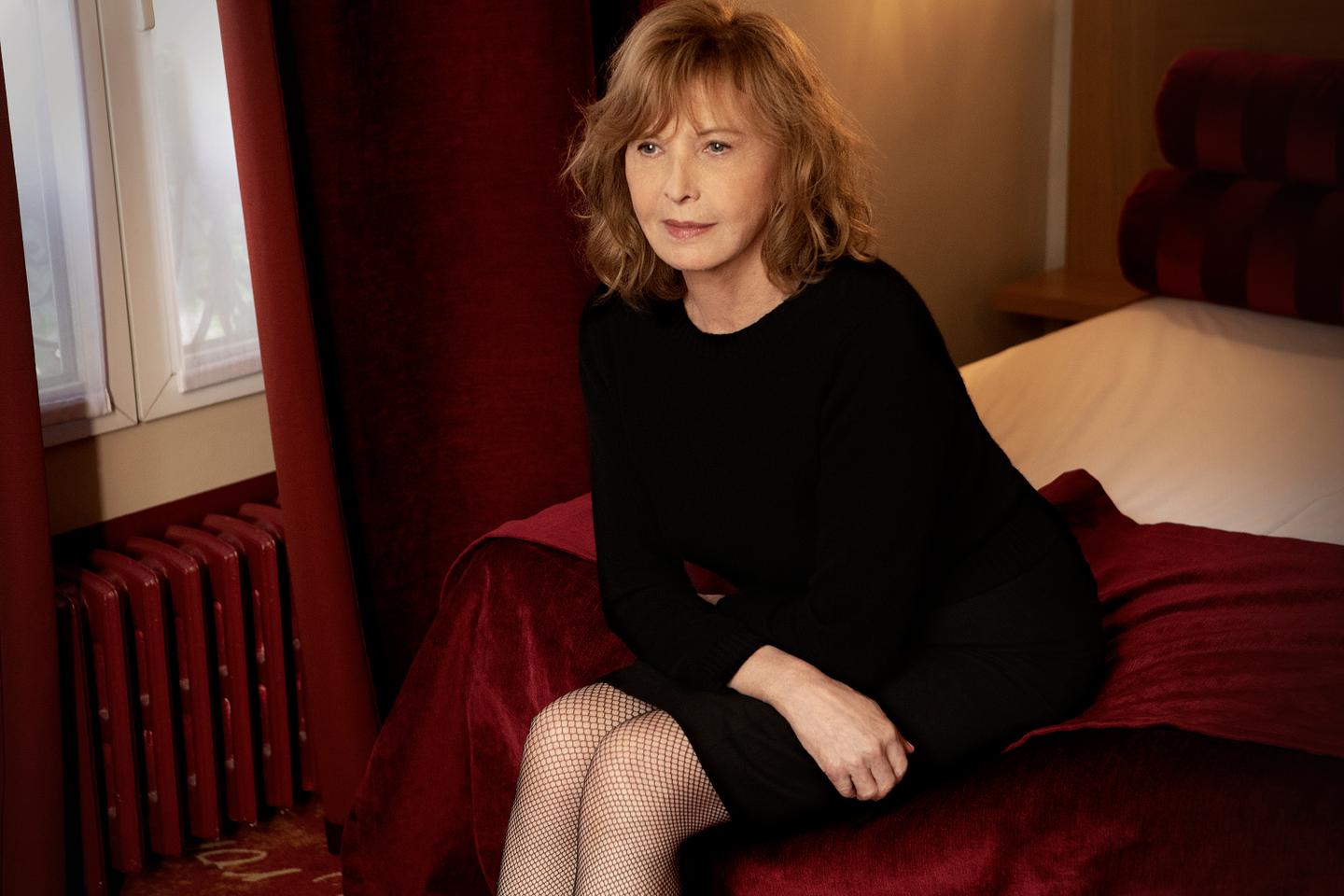 La comédienne Aurore Clément : « Au fond je reste une femme seule qui regarde par la fenêtre l ...