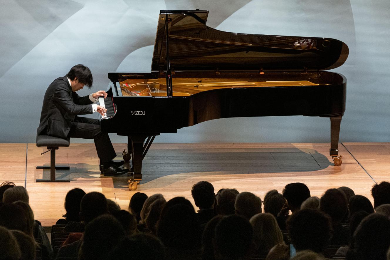 A la Fondation Louis Vuitton, le pianiste Bruce Liu, doigts de magicien ...