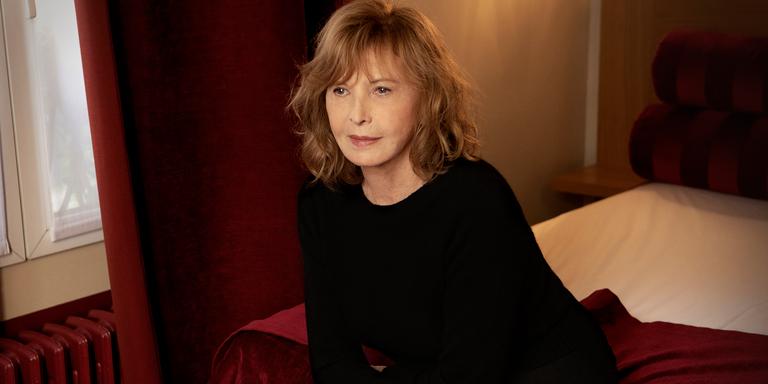 La comédienne Aurore Clément : « Au fond je reste une femme seule qui regarde par la fenêtre l ...