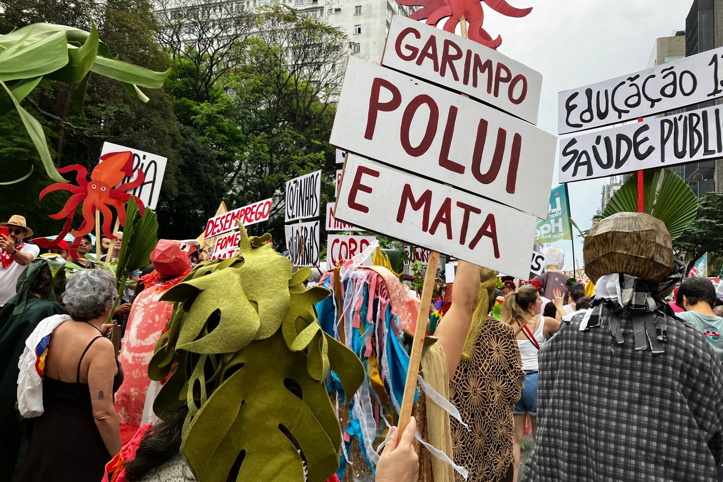Brazil: on eve of presidential election, finalists parade, accompanied ...