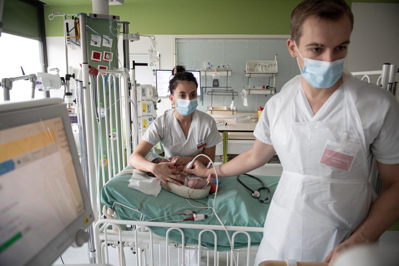 Dans les réanimations pédiatriques déjà pleines, une épidémie de ...