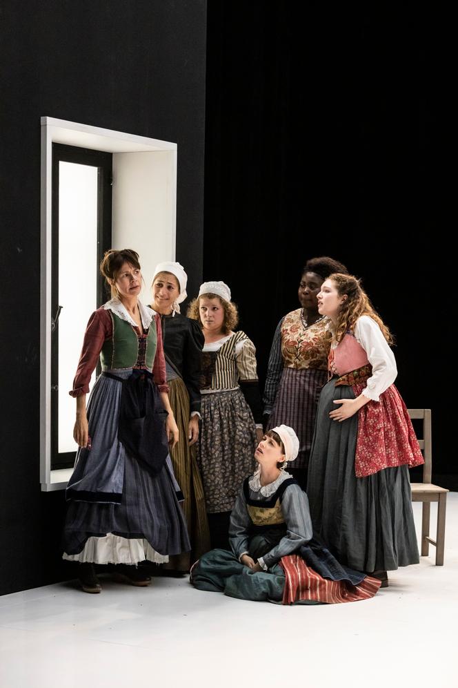 Théâtre : « Le Firmament », le huis clos haletant de douze femmes en colère