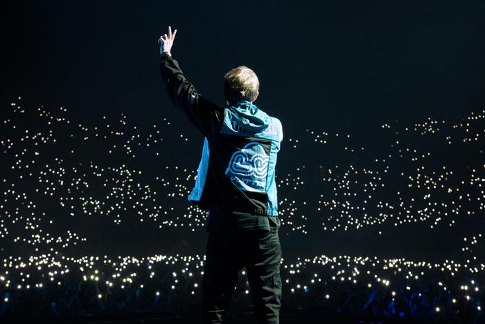 Vald enflamme l’Accor Arena en toute sobriété avant la sortie d’un ...
