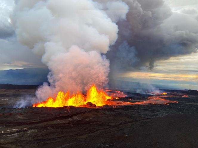 Le Mauna Loa, plus grand volcan actif du monde, se réveille à Hawaï