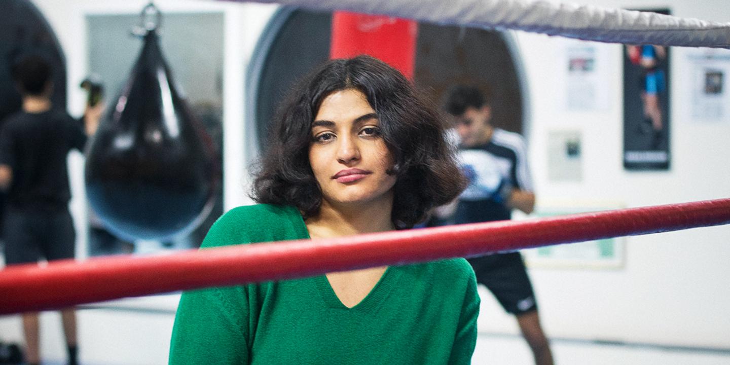 La boxeuse Sadaf Khadem défie le pouvoir iranien avec ses poings
