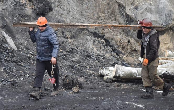 18 trapped in Xinjiang gold mine collapse